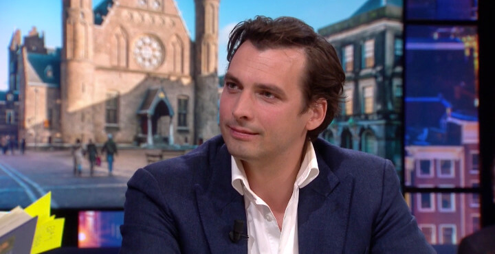 Beelden: Thierry Baudet bewerkt met heggenschaar